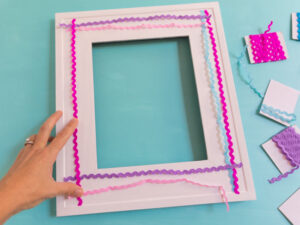 The Cutest Rickrack Picture Frames! - Design Improvised